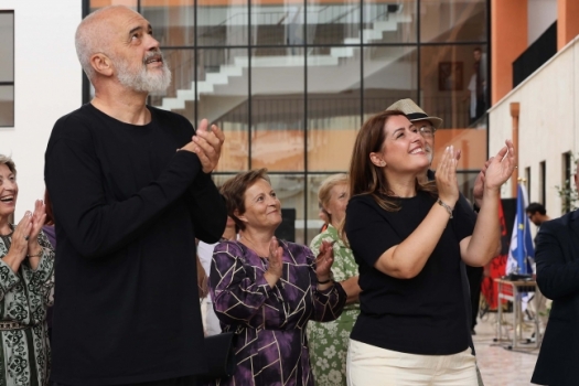 Dita e parë e shkollës, Rama-Manastirliu në shkollën e re “Babë Dudë Karbunara” në Berat: Më ...