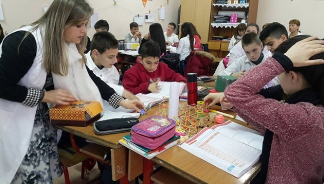 Në orën e matematikës me mësuese Eranda Zajsi - Portali Shkollor