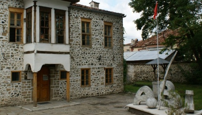 Gjuha shqipe, ndër tre gjuhët më të vjetra në botë - Portali Shkollor