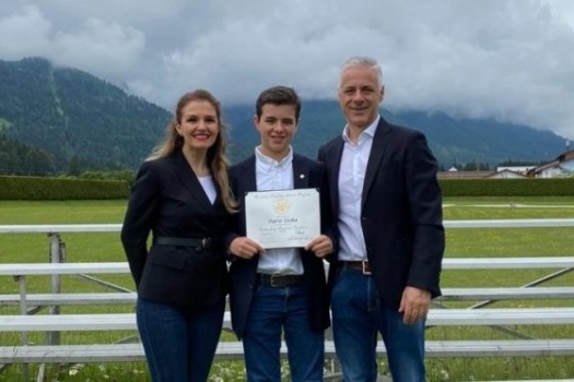Nxënësi ekselent shqiptar, Dario Toska, dekorohet me medalje të artë ...