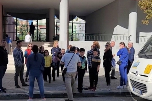 Nxënësit dhe prindërit e shkollës në Durrës, nuk duan fëmijën autik në ...