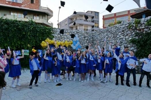 “5 vite së bashku”, revista më e veçantë shkollore nga mësuesja ...