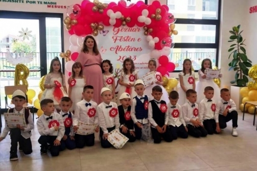 Mësuesja Erjona Gjokeja dhe Festa e Abetares që ajo organizoi në muajin ...