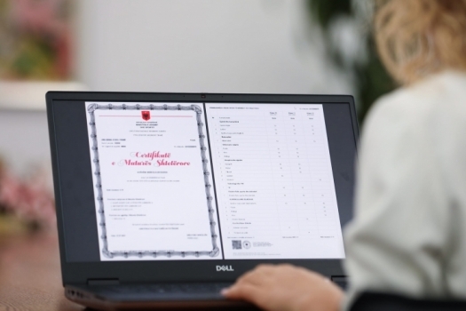 Për herë të parë dëftesat dhe certifikatat printohen nga e-Albania ...