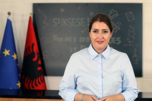 Manastirliu uron nxënësit dhe mësuesit: Të vendosur për përmirësimin e ...